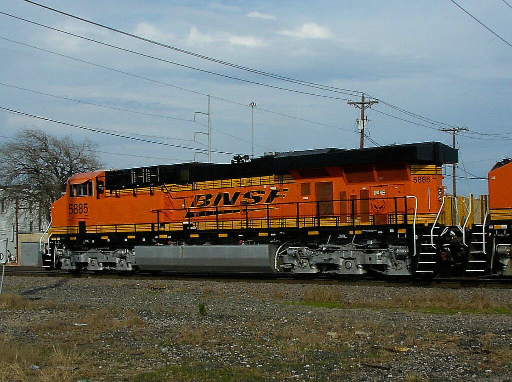 BNSF 5885